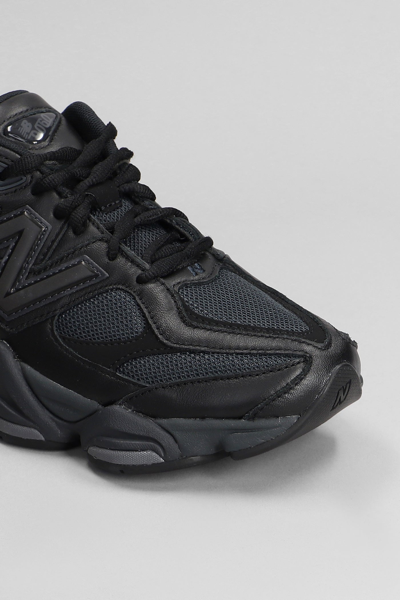 9060 Sneakers in black leather and fabric – Deliberti